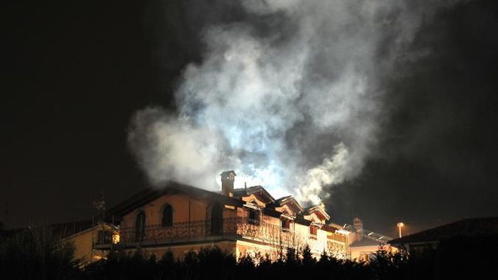 Brucia il tetto, famiglia evacuata
