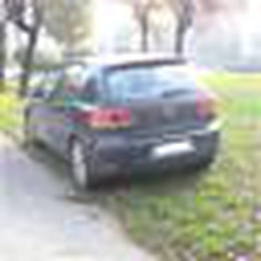 Per non fare due passi usano il giardino come un parcheggio