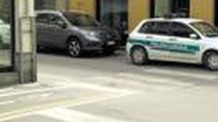 Un parcheggio non molto ortodosso da parte dei vigili urbani a Codogno