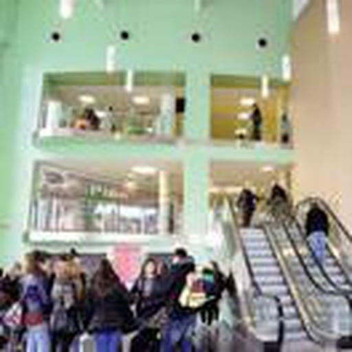 Inaudito spreco di energia nell’atrio dell’ospedale
