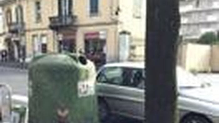 La campana dei vetri di via S. Bassiano viene utilizzata come una discarica