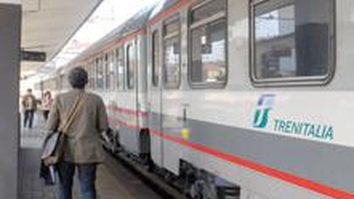 In dieci sdraiati e scalzi hanno occupato un vagone intero