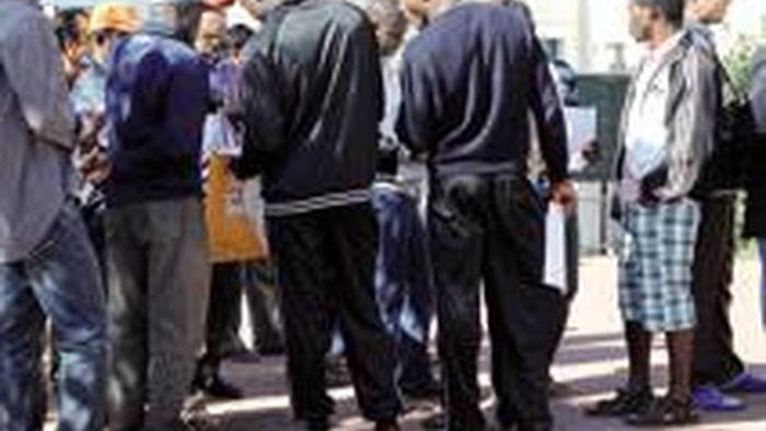 I profughi aiutino a tagliare l’erba sulle strade e sulle ciclabili