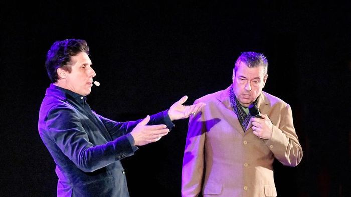 Raul Cremona, un cilindro di risate