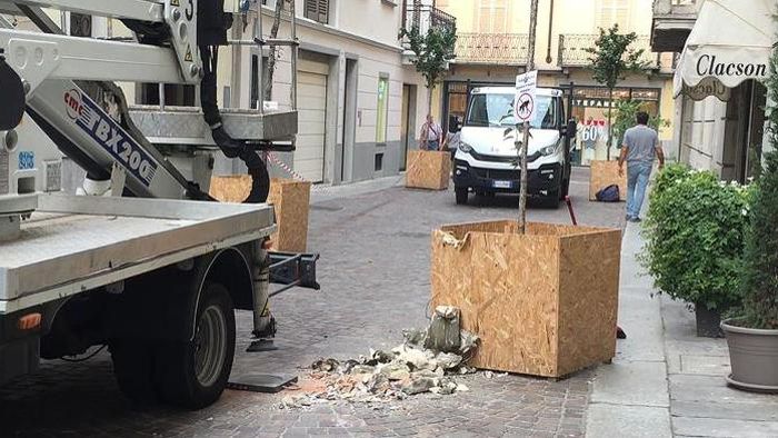 Fregio Liberty cade da un palazzo in centro, nessun ferito
