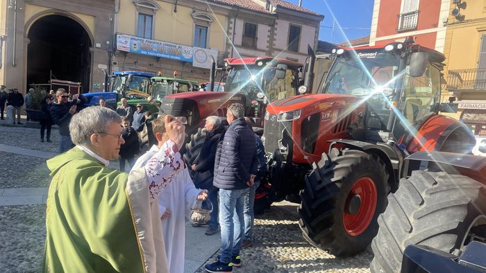 CODOGNO In centro la sfilata dei trattori per la festa del Ringraziamento - GUARDA IL VIDEO ...