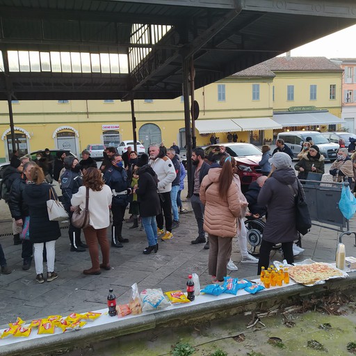 Maxi aperitivo all’aperto per un centinaio di no green pass in piazza ...