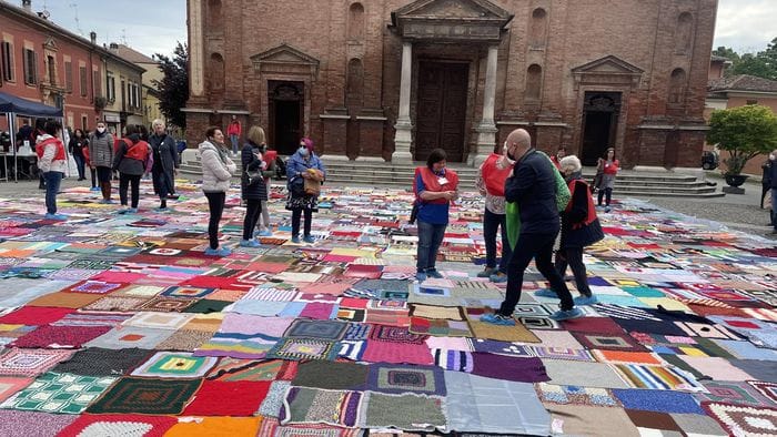 CODOGNO In piazza 350 coperte colorate contro la violenza sulle donne ...