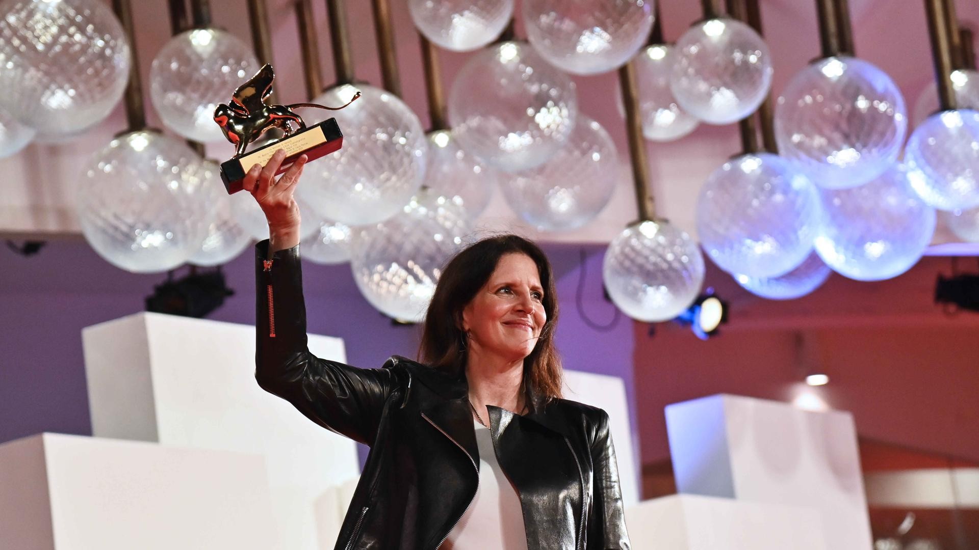 Mostra del cinema di Venezia, il Leone d’oro a “All the beauty and the ...