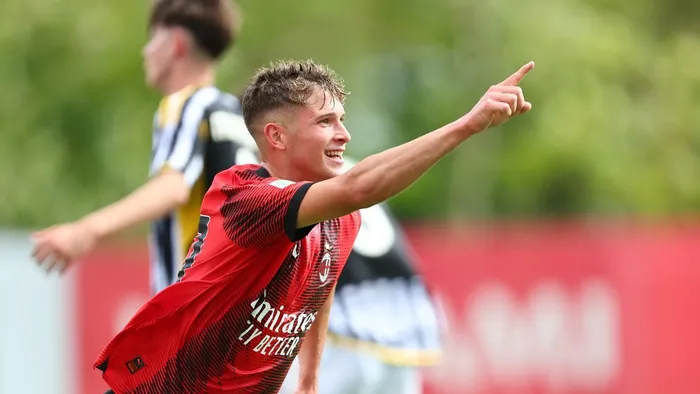 CALCIO Scotti firma il primo contratto da professionista: al Milan fino ...