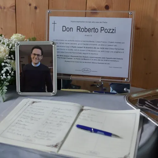 LUTTO Una folla interminabile di fedeli per rendere omaggio a don ...