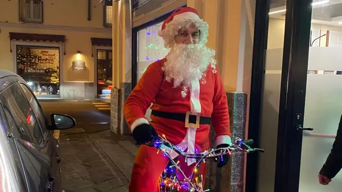 A Codogno un Babbo Natale anonimo ogni giorno porta i dolci ai bambini ...