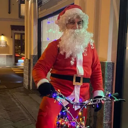 A Codogno un Babbo Natale anonimo ogni giorno porta i dolci ai bambini ...