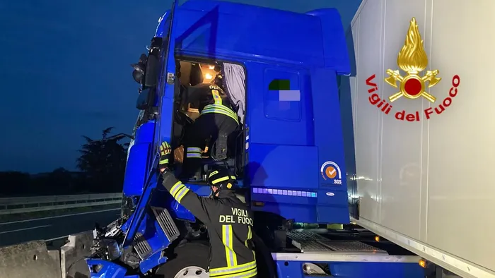 Uno schianto tra due tir all’altezza del casello di Lodi manda in tilt ...