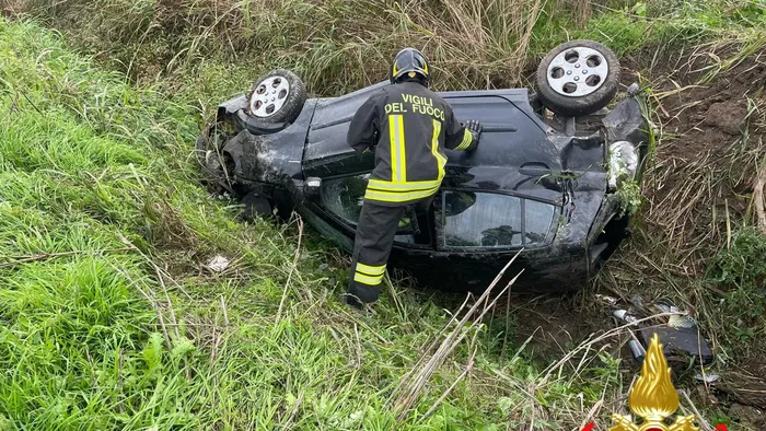 Auto fuori strada sulla provinciale 235: si ribalta in un fossato - Cronaca
