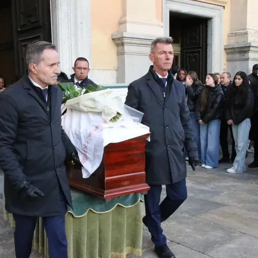 Una folla commossa per l’addio a Samuel - Cronaca