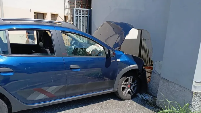 Lodi, perde il controllo dell’auto e finisce contro il muro dell’Ibsa ...