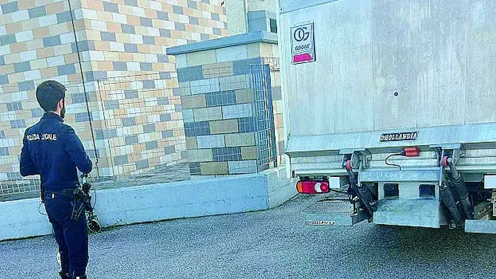 Paura a Zelo per un 83enne travolto da un camion in retromarcia ...