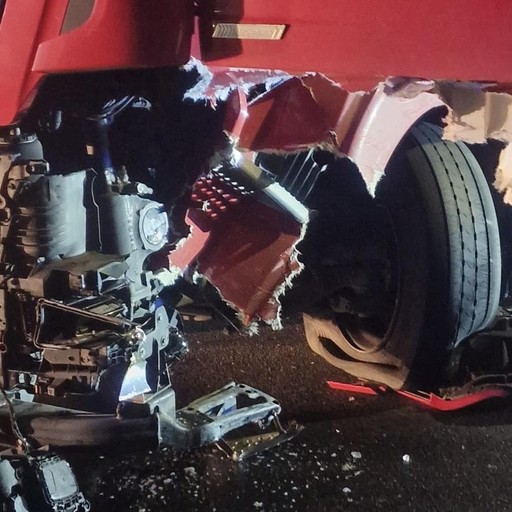 Auto distrutta nel violento schianto con un camion sulla Val Tidone ...