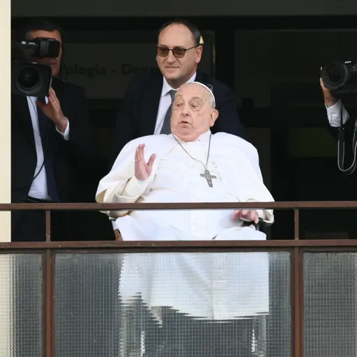 Papa al Gemelli, si affaccia salutato dall’applauso della folla ...