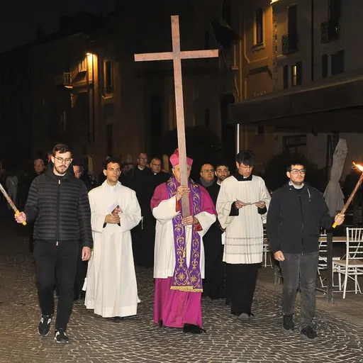 «Seguire la croce vuol dire anche aprirci alla verità del Vangelo ...