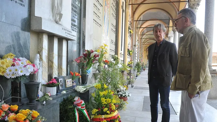 Il presidente del consiglio comunale di Lodi Antonio Uggè sulla tomba ...