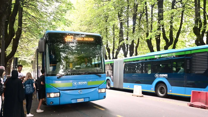 Viaggiatore senza biglietto aggredisce controllore di un bus - Cronaca