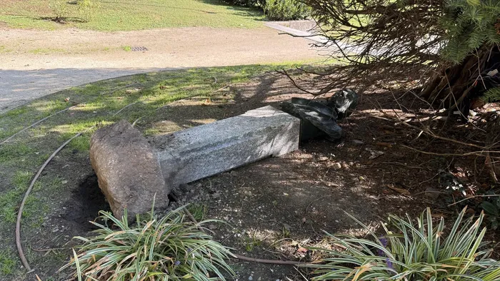 Vandalismi ai giardini Barbarossa di Lodi, abbattuto il busto di ...