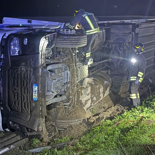 Camion esce di strada all’alba, sfonda il guard rail e si ribalta - Cronaca