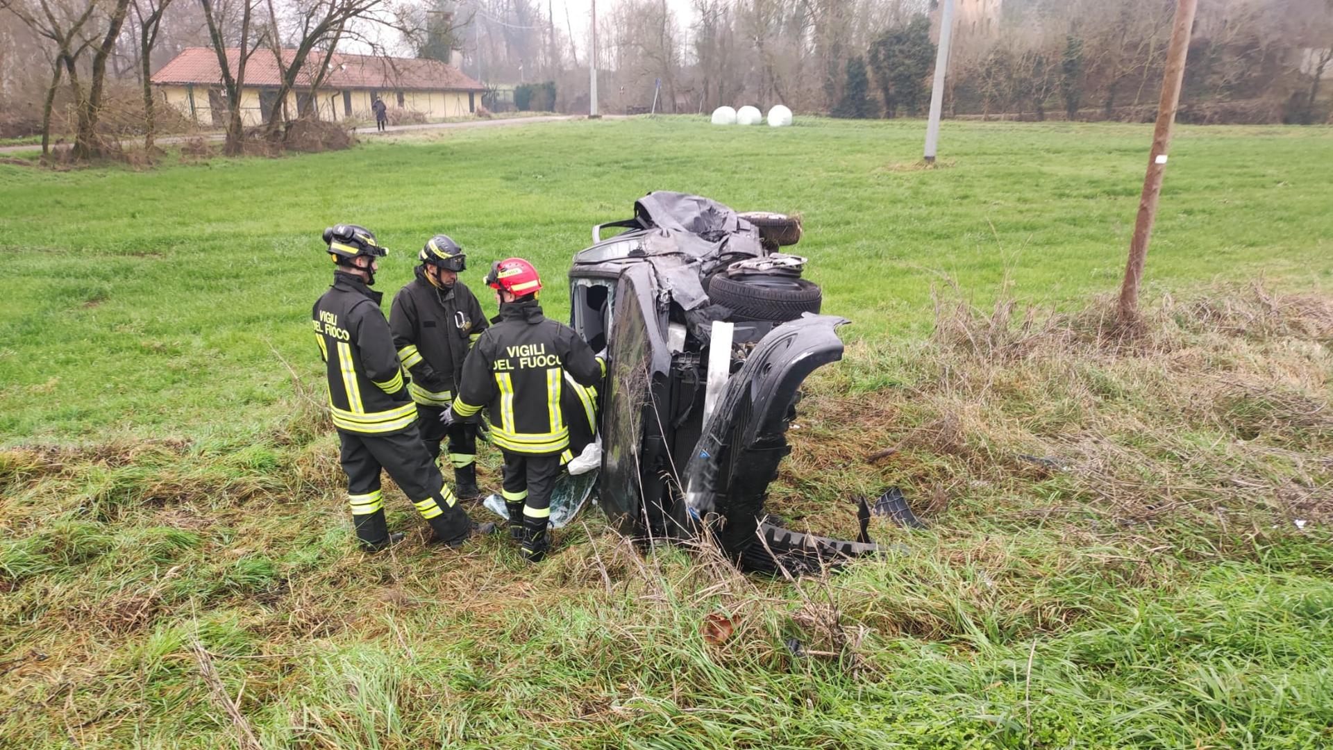Schianto sulla strada provinciale, tre persone in ospedale - Cronaca