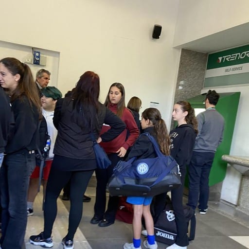 Biglietteria chiusa in stazione a Lodi, code agli sportelli automatici ...