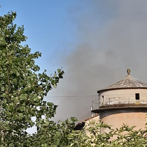 Caselle Landi: si incendia il fieno, danni a un edificio