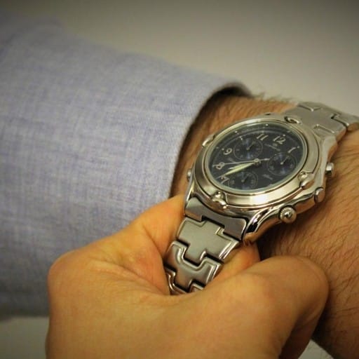 Ladra gli sfila il Rolex, un 70enne la morde - Cronaca