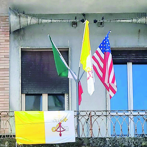 Sant’Angelo si colora con tante bandiere e le frasi che i bimbi ...