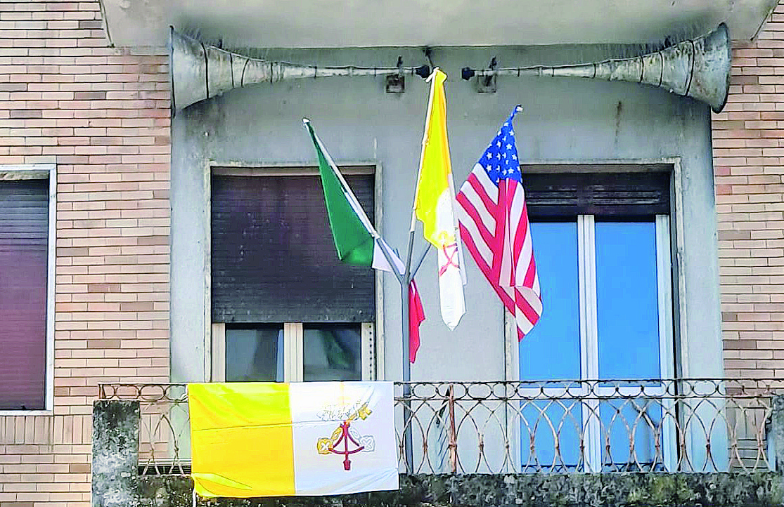 Sant’Angelo si colora con tante bandiere e le frasi che i bimbi ...