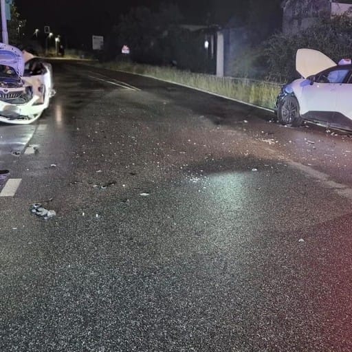 Violento frontale nella notte a Ospedaletto: tre feriti, distrutto un ...