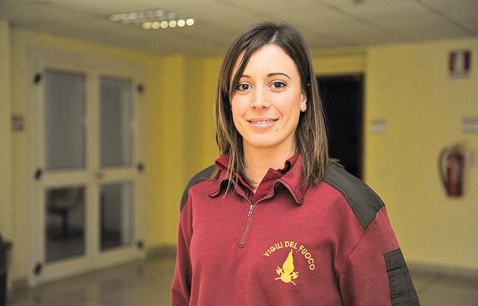 Laura, 5 anni con la divisa da pompiere