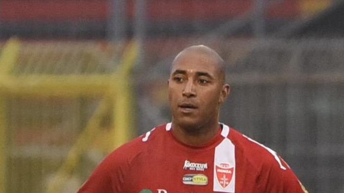 Il calciatore Reginaldo fuori strada sull’Autosole