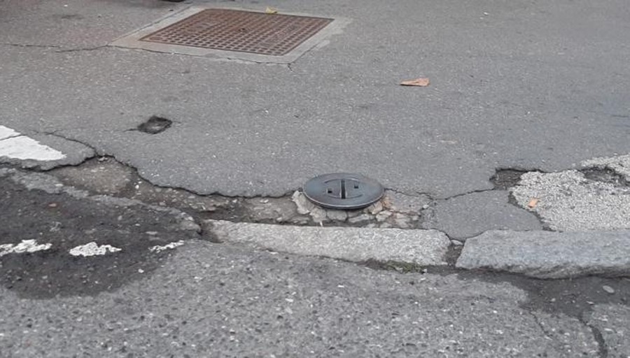 Marciapiede ammalorato: anziano cade dalla carrozzina - Cronaca