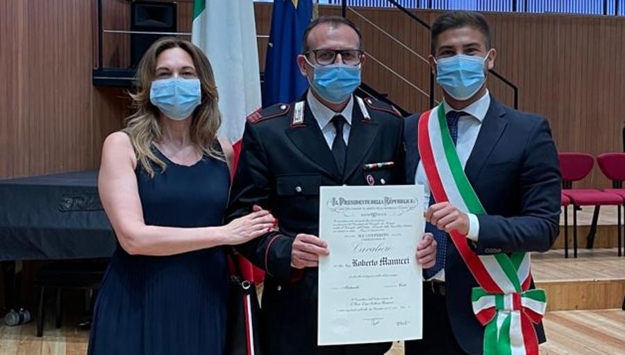 Bloccò il dirottatore del bus, il maresciallo Manucci diventa cavaliere ...