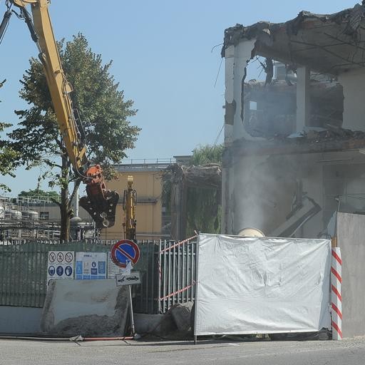 LODI Demolito l’edificio in viale Milano: il colosso Ibsa fa le cose in ...