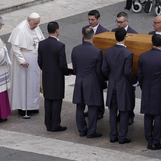 BENEDETTO XVI I funerali di Papa Ratzinger in piazza San Pietro. I ...