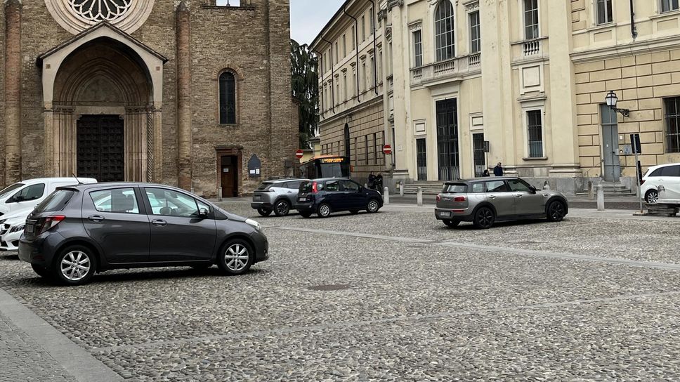 LODI Piazza San Francesco come una terra di nessuno: parcheggio a tutte ...