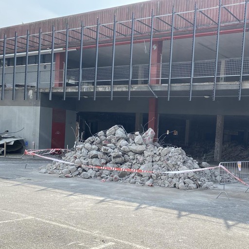 LODI Un cumulo di macerie al centro commerciale di via Grandi - Cronaca