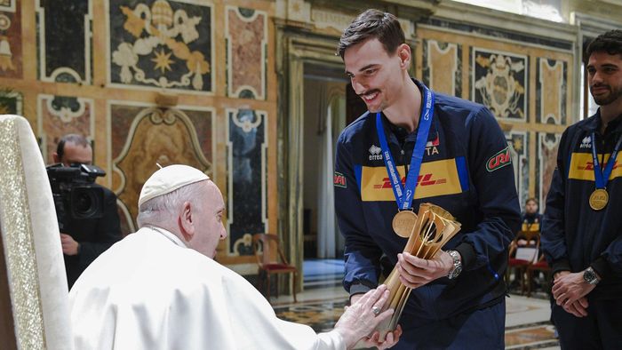 Papa Francesco incontra i campioni della pallavolo e le giovani ...